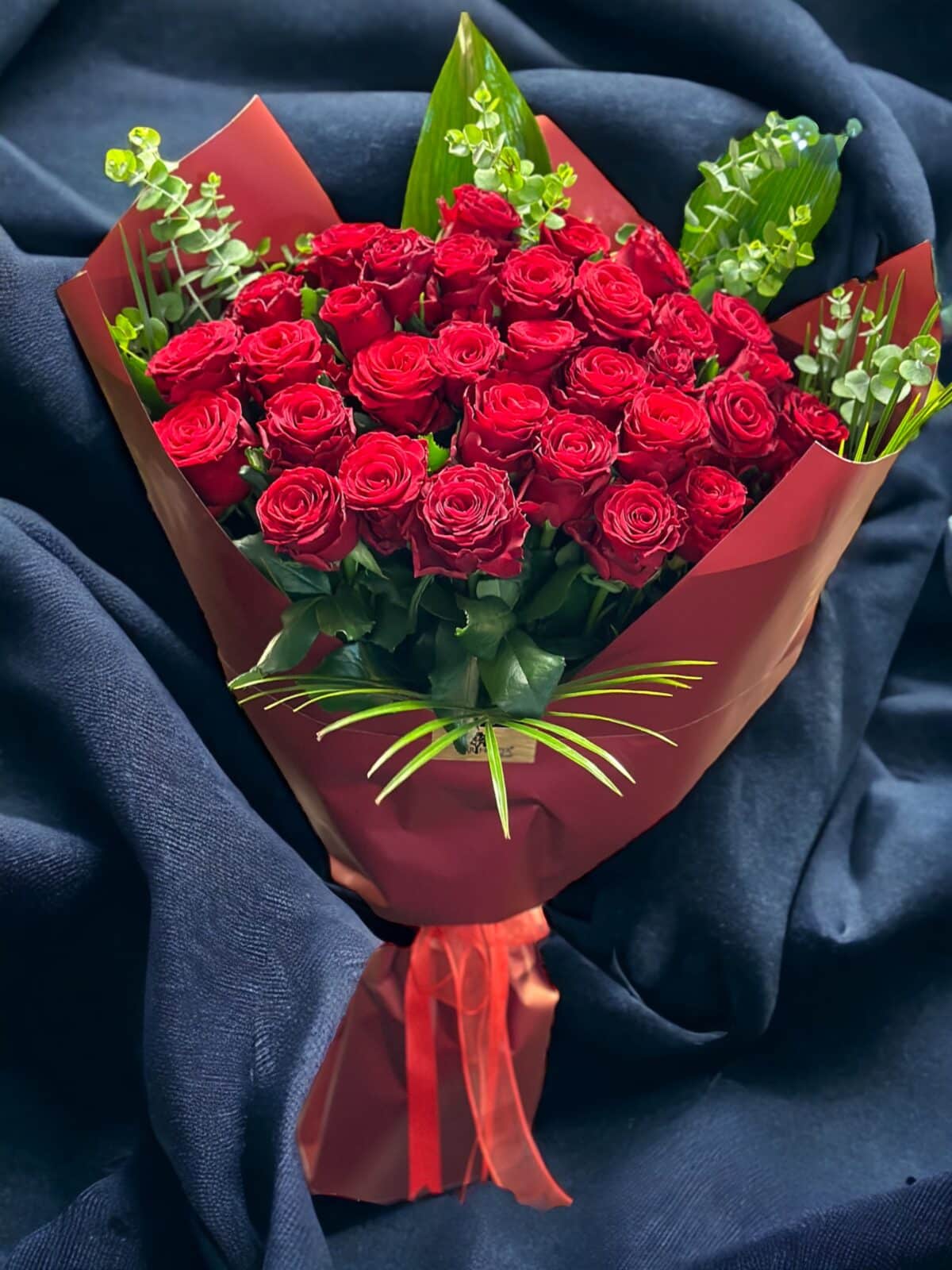 Elegance Blossoms 30 Red Rose Bouquet – Sarı Frezya